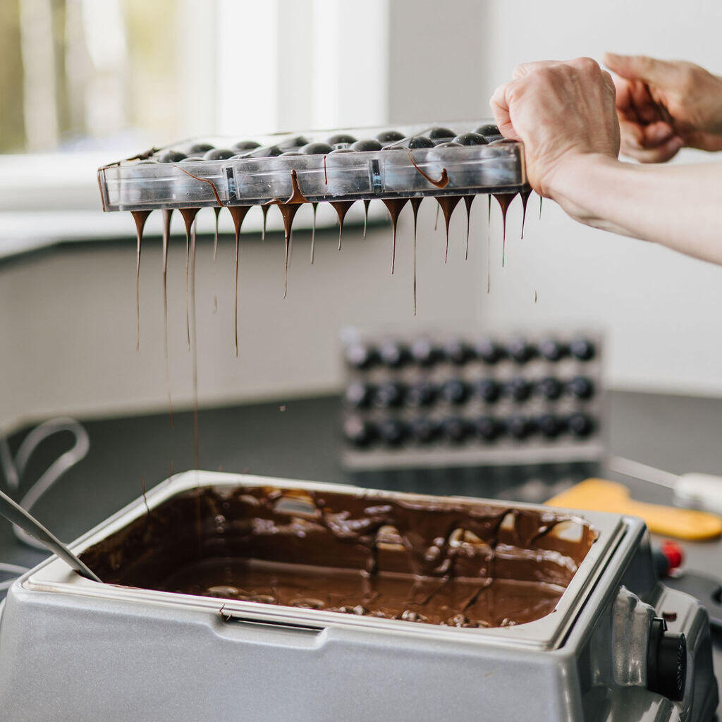 Chocolate tempering - Super easy step-by-step guide